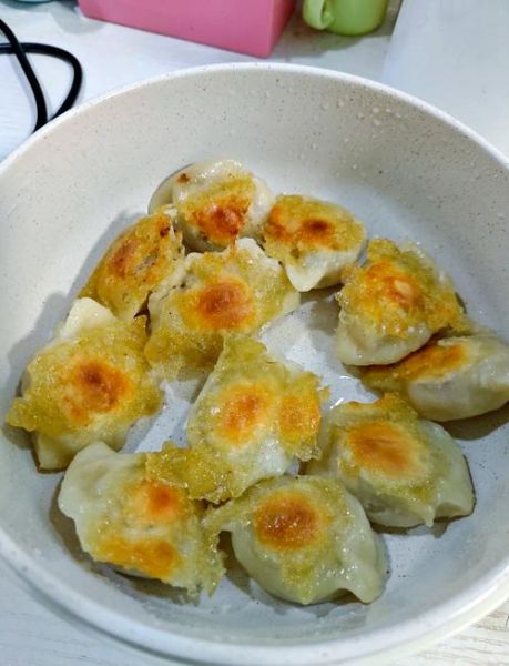 速冻锅贴饺子怎么煎不破皮_速冻锅贴饺子要解冻吗-第1张图片-山城妙识