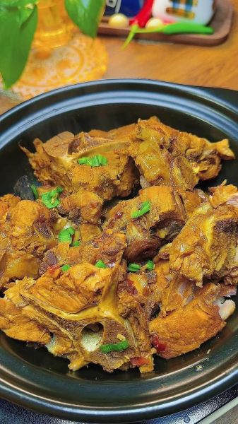 炖大骨头汤怎么炖好喝_骨头汤变白技巧-第1张图片-山城妙识