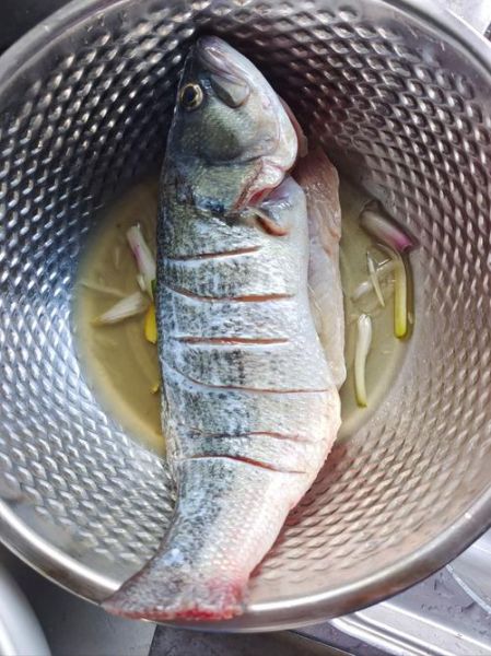 清蒸鲈鱼怎么蒸才鲜嫩_蒸鲈鱼需要几分钟-第2张图片-山城妙识