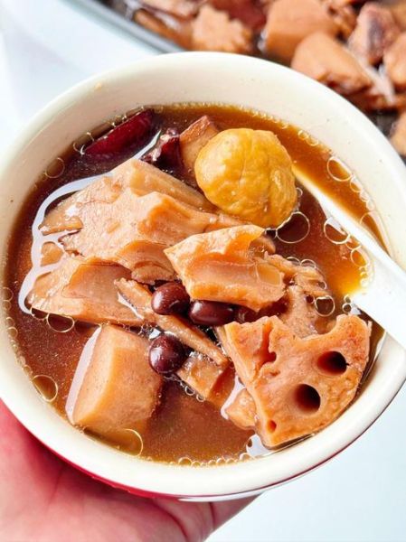 莲藕煲汤放什么配料好_莲藕煲汤的经典搭配-第3张图片-山城妙识