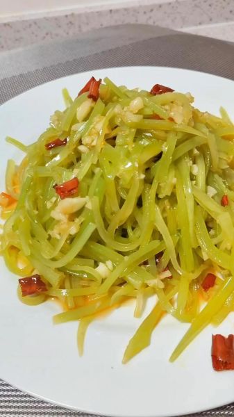 凉拌莴笋丝怎么做才脆_莴笋丝焯水还是不焯水-第3张图片-山城妙识