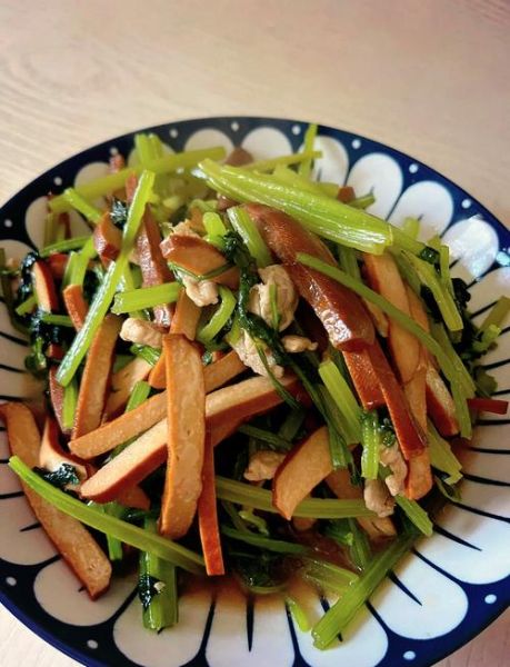 芹菜香干炒鸡肉怎么做_芹菜香干炒鸡肉热量高吗-第2张图片-山城妙识