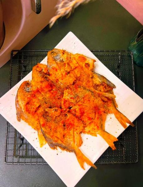 煎鲳鱼怎么做_煎鲳鱼不粘锅技巧-第2张图片-山城妙识