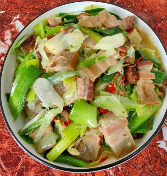 大蒜叶炒腊肉怎么做_大蒜叶炒腊肉的家常做法-第3张图片-山城妙识