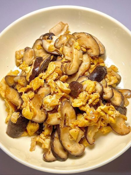 香菇炒鸡蛋怎么炒才嫩_香菇炒鸡蛋要不要焯水-第1张图片-山城妙识