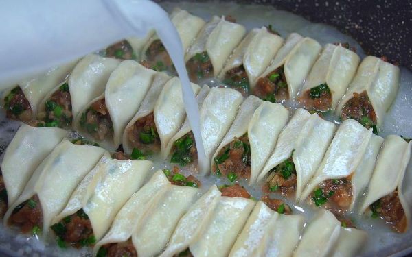 锅贴浇面水和淀粉水的区别_哪个更脆-第1张图片-山城妙识