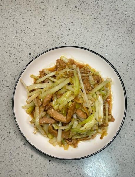 韭黄肉丝怎么炒才嫩_正宗川菜韭黄肉丝做法-第2张图片-山城妙识