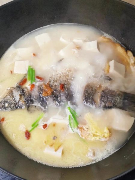 清炖鲤鱼汤的家常做法_清炖鲤鱼汤怎么做好喝-第1张图片-山城妙识