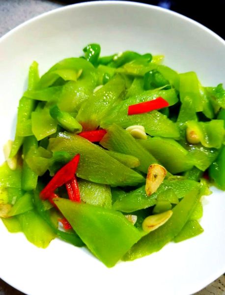 素炒莴笋片怎么做_莴笋片炒多久才脆-第2张图片-山城妙识