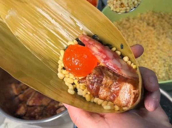 长粽最简单包法视频_新手零失败步骤-第3张图片-山城妙识