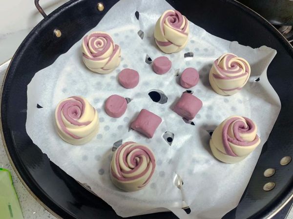 紫薯玫瑰花卷怎么做_紫薯玫瑰花卷蒸多久-第1张图片-山城妙识