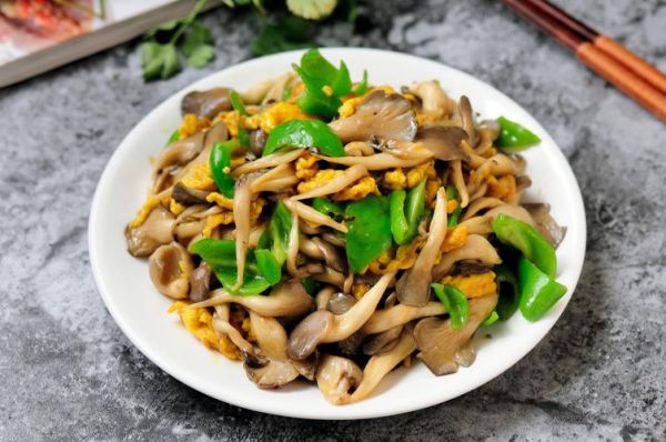 青椒炒平菇怎么炒好吃_青椒炒平菇用焯水吗-第1张图片-山城妙识