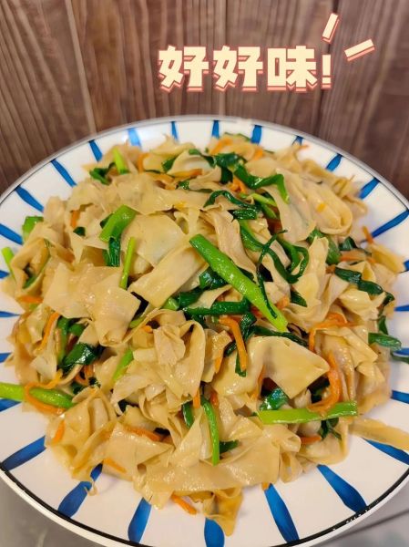 韭菜炒豆腐皮怎么炒好吃_韭菜炒豆腐皮用焯水吗-第1张图片-山城妙识