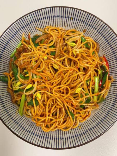 香辣肉丝炒面怎么做_香辣肉丝炒面家常做法-第1张图片-山城妙识