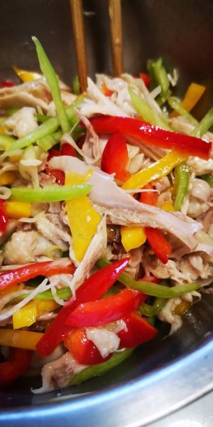 正宗新疆椒麻鸡怎么做_椒麻鸡为什么麻而不苦-第2张图片-山城妙识