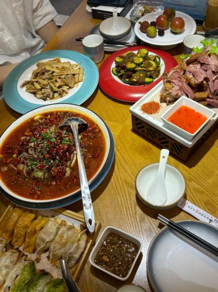 聚餐吃什么好_如何拍出氛围感聚餐照-第1张图片-山城妙识