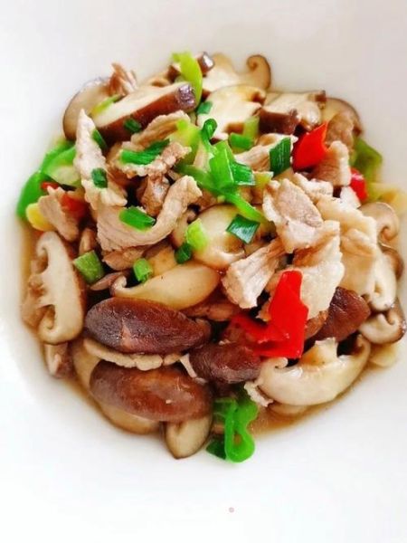 香菇蒜苗炒肉怎么做_香菇蒜苗炒肉的家常做法-第1张图片-山城妙识