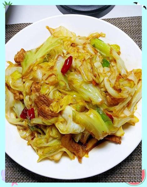 卷心菜炒肉怎么炒才脆嫩_卷心菜炒肉先炒肉还是先炒菜-第1张图片-山城妙识