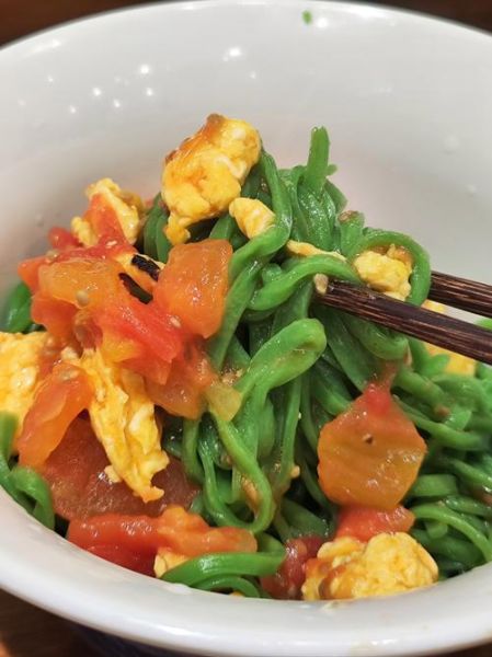 西红柿鸡蛋菠菜汤面怎么做_菠菜汤面热量高吗-第1张图片-山城妙识 西红柿鸡蛋菠菜汤面怎么做_菠菜汤面热量高吗-第1张图片-山城妙识