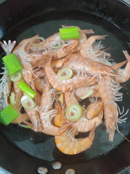 盐水煮大虾怎么做好吃_盐水煮大虾需要焯水吗-第1张图片-山城妙识