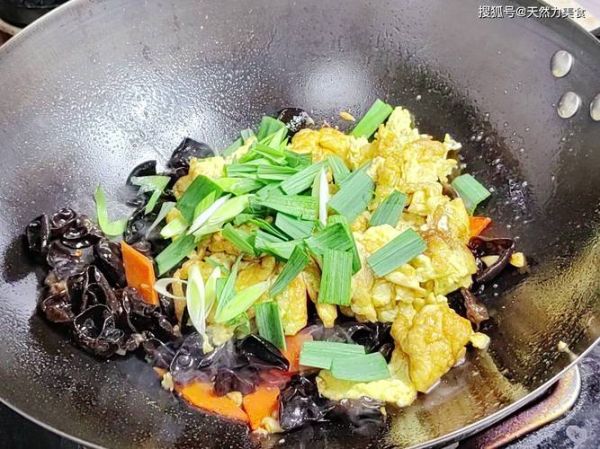 木耳炒鸡蛋为什么会中毒_木耳炒鸡蛋吃死人真相-第1张图片-山城妙识