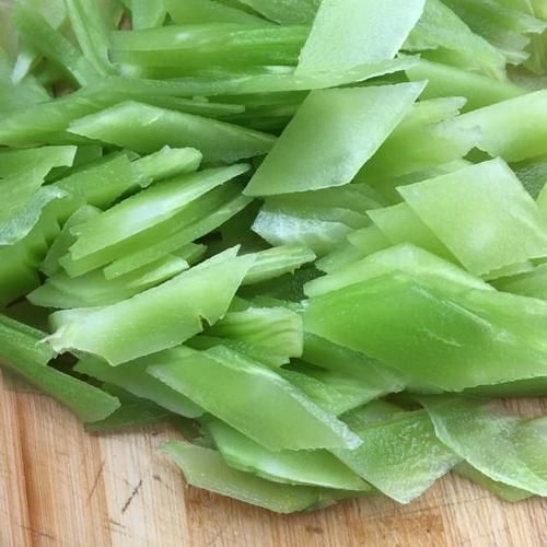 莴苣怎么切菱形_莴苣菱形切法步骤-第1张图片-山城妙识 莴苣怎么切菱形_莴苣菱形切法步骤-第1张图片-山城妙识