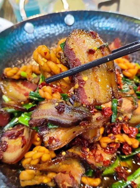 用什么炒腊肉比较好吃_腊肉炒什么菜最香-第2张图片-山城妙识 用什么炒腊肉比较好吃_腊肉炒什么菜最香-第2张图片-山城妙识