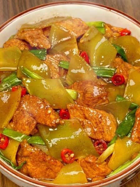 莴笋炒肉怎么炒好吃_莴笋炒肉先炒肉还是先炒莴笋-第1张图片-山城妙识