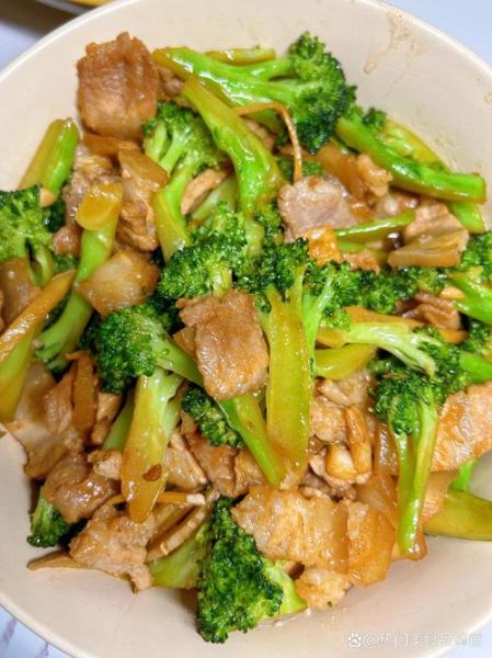 西兰花炒肉怎么炒好吃_西兰花炒肉焯水几分钟-第3张图片-山城妙识