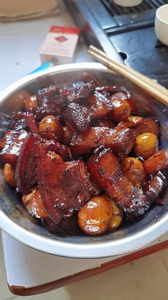 板栗烧肉怎么烧好吃窍门_板栗烧肉不柴不苦技巧-第3张图片-山城妙识