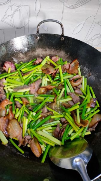 蒜苔炒腊肉怎么做好吃_蒜苔炒腊肉的家常做法-第2张图片-山城妙识