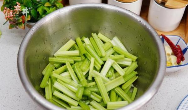 芹菜怎么腌制才脆_芹菜腌制需要焯水吗-第3张图片-山城妙识 芹菜怎么腌制才脆_芹菜腌制需要焯水吗-第3张图片-山城妙识