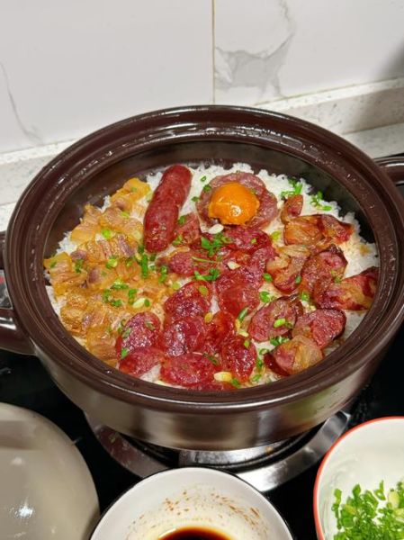 腊味煲仔饭怎么做_腊味煲仔饭锅巴技巧-第1张图片-山城妙识 腊味煲仔饭怎么做_腊味煲仔饭锅巴技巧-第1张图片-山城妙识