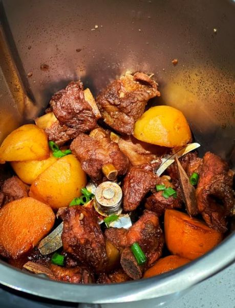 红烧排骨土豆胡萝卜怎么做_家常做法步骤-第1张图片-山城妙识 红烧排骨土豆胡萝卜怎么做_家常做法步骤-第1张图片-山城妙识