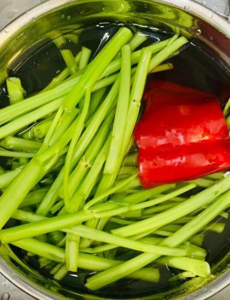 炒空心菜梗怎么炒才脆_空心菜梗要不要焯水-第1张图片-山城妙识 炒空心菜梗怎么炒才脆_空心菜梗要不要焯水-第1张图片-山城妙识