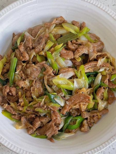 家常葱爆羊肉怎么做_葱爆羊肉去膻味技巧-第1张图片-山城妙识