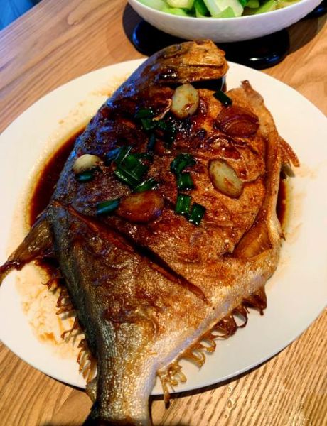 炖鲳鱼的家常做法_鲳鱼怎么炖不腥-第1张图片-山城妙识