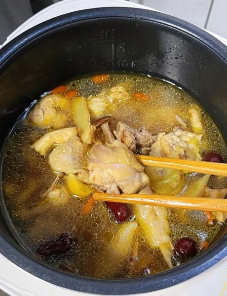 粟子煲鸡汤的做法_粟子煲鸡汤的功效-第1张图片-山城妙识