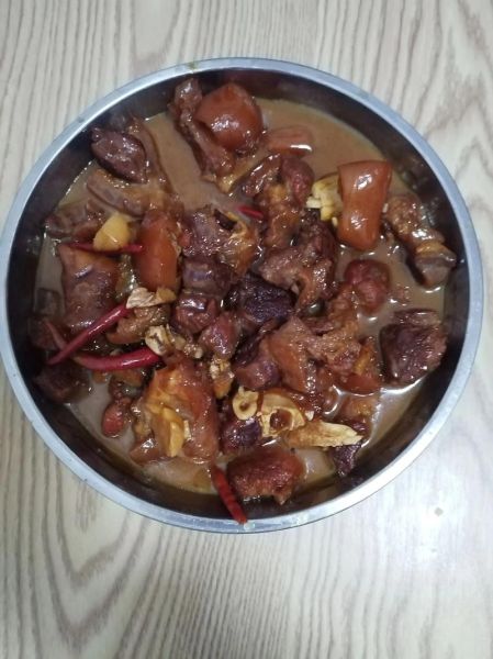 正宗啤酒猪脚怎么做_啤酒猪脚软烂不腥的秘诀-第1张图片-山城妙识