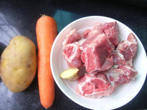 胡萝卜土豆排骨汤怎么做_排骨汤炖多久最香-第3张图片-山城妙识