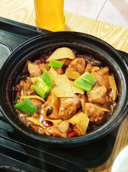 黄焖鸡鸡肉发黑能吃吗_黄焖鸡鸡肉发柴怎么办-第1张图片-山城妙识 黄焖鸡鸡肉发黑能吃吗_黄焖鸡鸡肉发柴怎么办-第1张图片-山城妙识