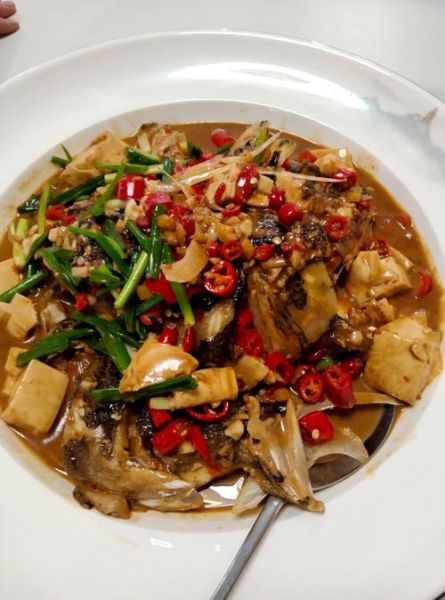 锅仔鱼头炖豆腐怎么做_锅仔鱼头炖豆腐的家常做法-第3张图片-山城妙识