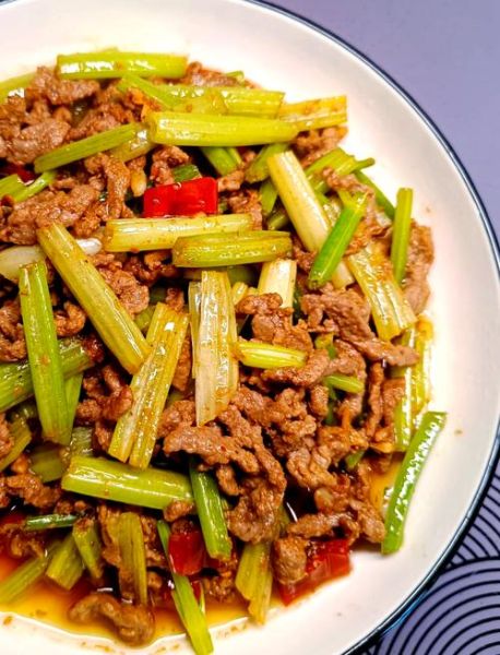 芹菜炒牛肉怎么炒才嫩_芹菜炒牛肉的做法大全-第1张图片-山城妙识