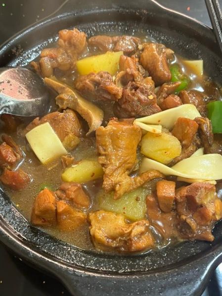 黄焖鸡米饭配菜都有什么_黄焖鸡米饭配菜推荐-第1张图片-山城妙识