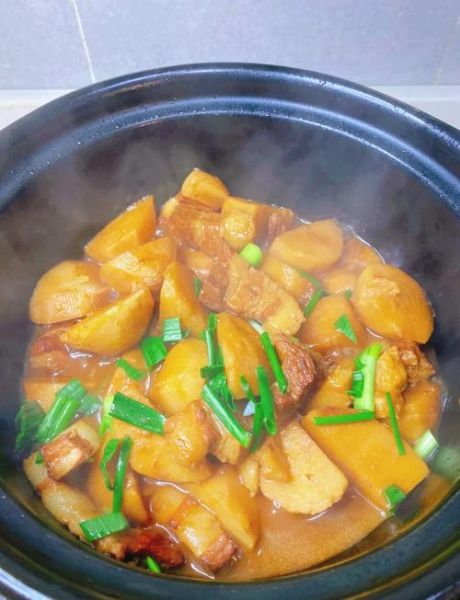 五花肉焖香芋怎么做_香芋不糊锅技巧-第1张图片-山城妙识