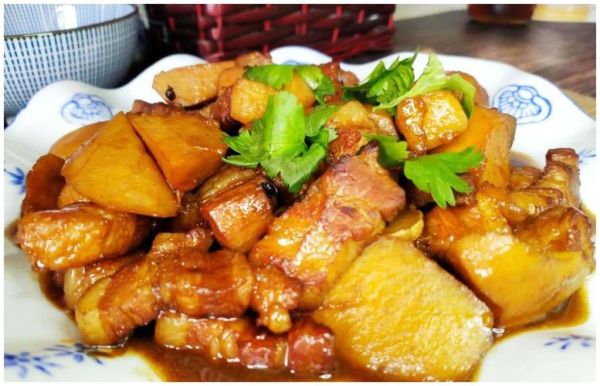 五花肉焖香芋怎么做_香芋不糊锅技巧-第3张图片-山城妙识