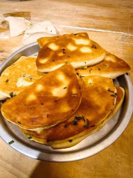 路边摊韭菜煎饼怎么做_韭菜煎饼面糊比例是多少-第2张图片-山城妙识