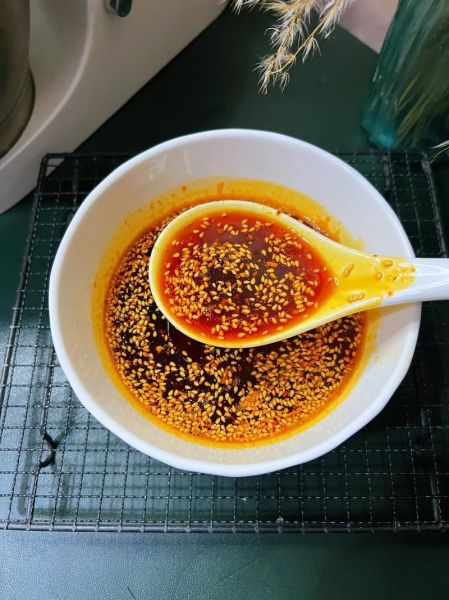 凉皮辣椒油怎么做_辣椒油香而不辣的秘诀-第3张图片-山城妙识