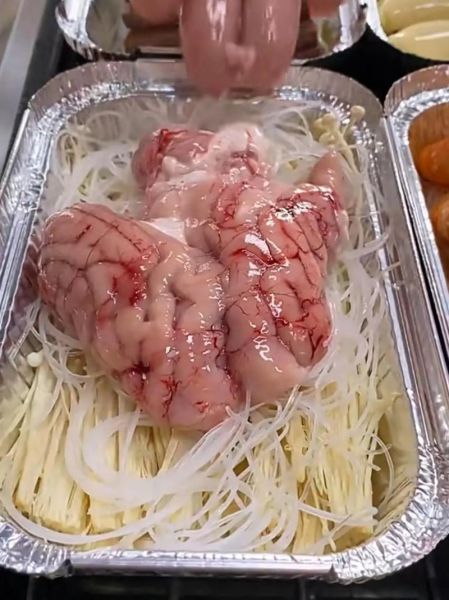 锡纸烤脑花怎么做_烤脑花用锡纸还是烤盘-第3张图片-山城妙识