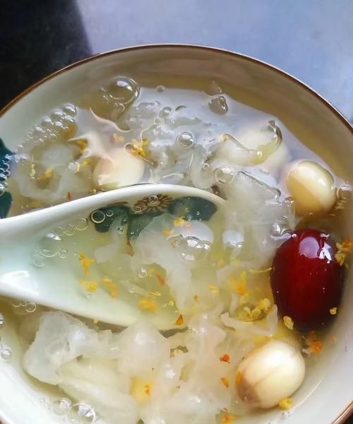 银耳汤怎样做_银耳汤要煮多久才出胶-第3张图片-山城妙识